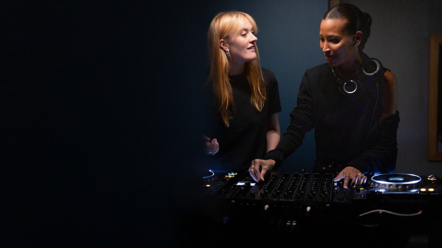 Thule Urban Glide 3 and Icona Pop: An Iconic Product for an Iconic Band